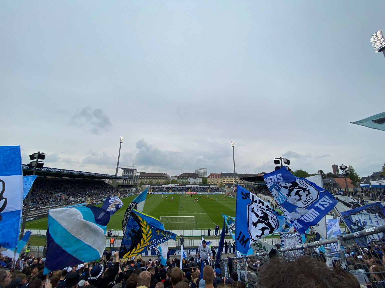 TSV 1860 München: Fans sollen Regionalzug verwüstet haben – Schaden ...